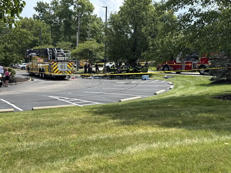 1 dead after driver crashes with child in back seat in Indianapolis