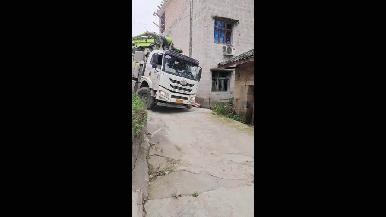 Truck hits roof while struggling on narrow downhill curve in Chongqing ...