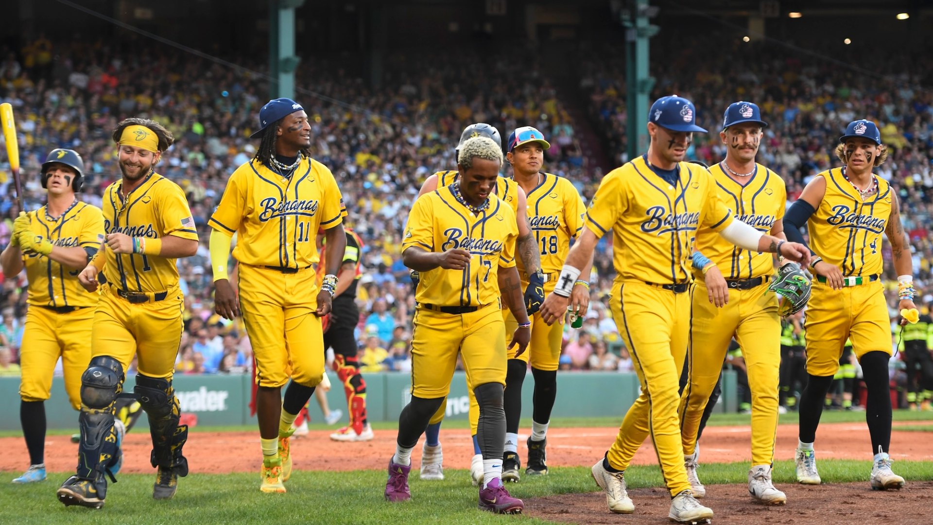 Jugador de Savannah Bananas cae de bruces al intentar una pirueta en un programa en vivo