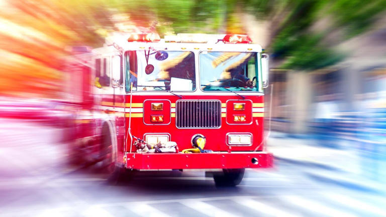 Fire sweeps through house in Aurora, Illinois, disrupts traffic
