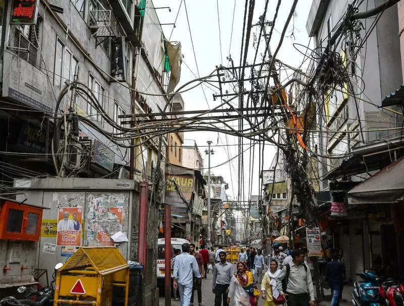 No more dangling dangers: Janakpuri to be soon free of overhead ...