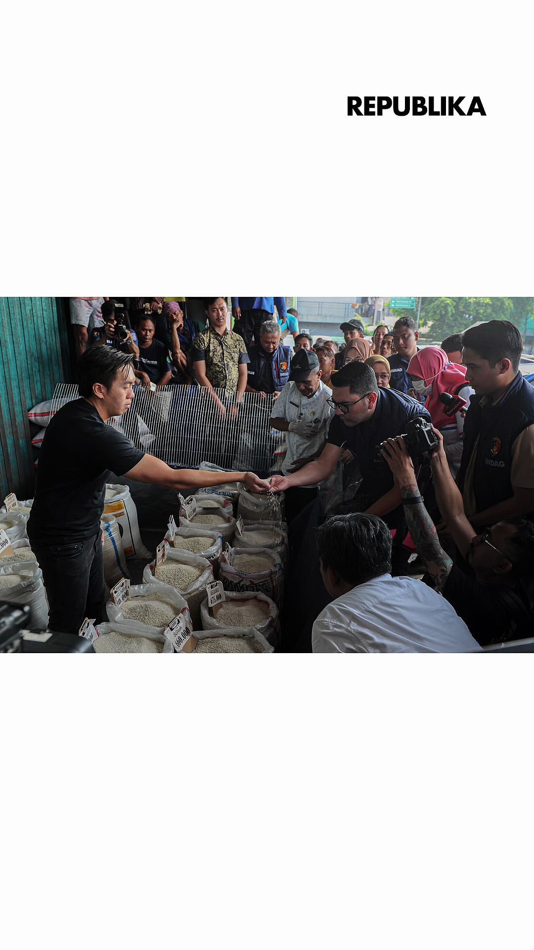 Cerita di Balik Foto Viral Tom Lembong