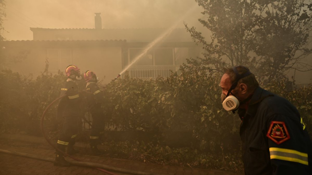 Πύρινη λαίλαπα στη βορειοανατολική Αττική: Προς Πάρνηθα κινούνται οι ...