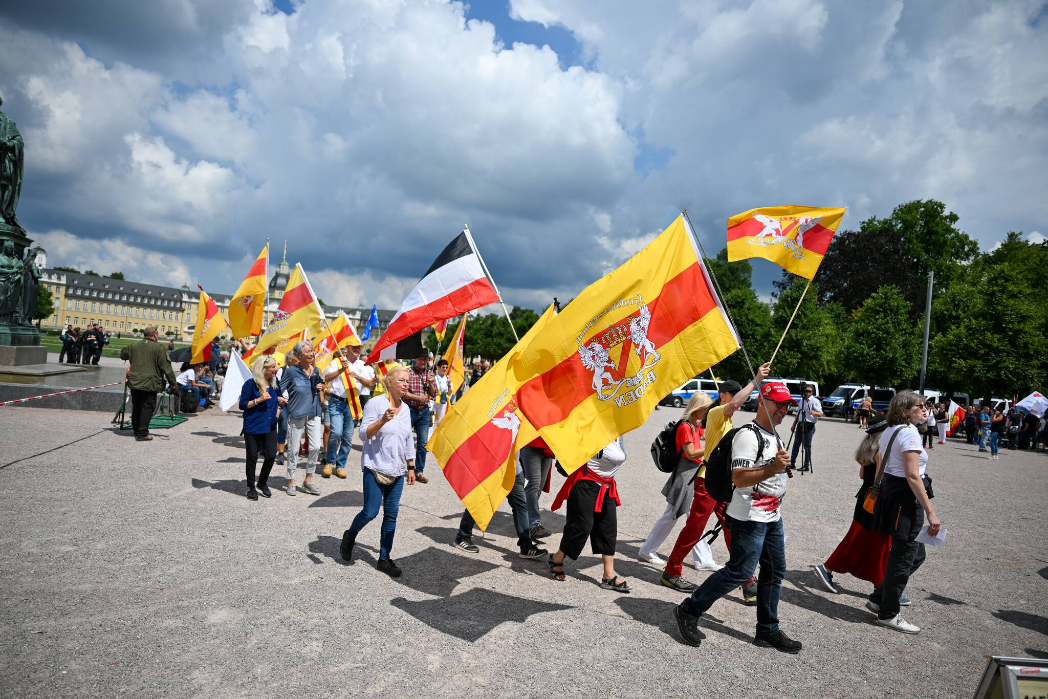 „Reichsbürger“-Kundgebung in Karlsruhe: Hunderte demonstrieren nahe dem ...