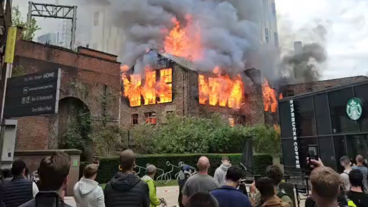 Former Hotspur Press site engulfed in fire with massive smoke plume ...