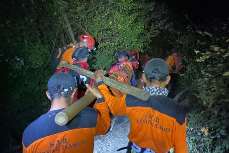 Tiba di basecamp Gunung Malang, jenazah pendaki Gunung Slamet Syafiq ...