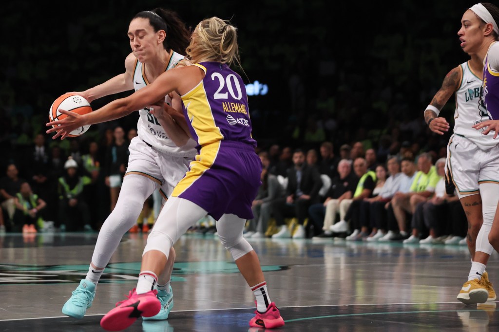 Breanna Stewart exits with lower leg injury in latest Liberty worry