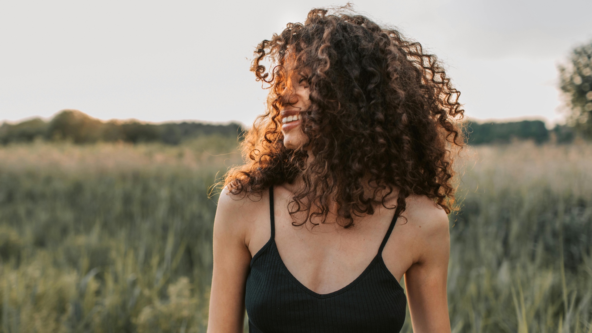 ¿Rizos planos o caídos? El truco sencillo que lo cambia todo.