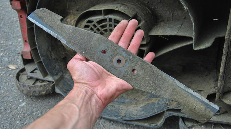 Which Side Of A Lawn Mower Blade Goes Up? (And What Happens If It's ...