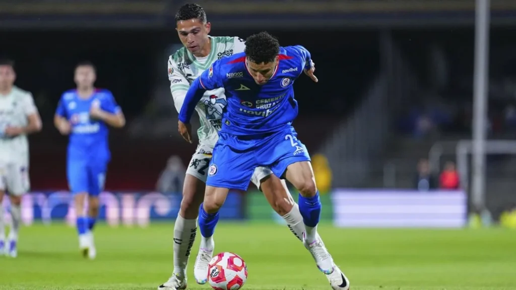Cruz Azul golea en casa al León y suma primera victoria del torneo