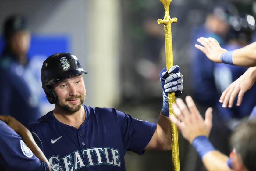 Cal Raleigh hits his 40th home run of season in Mariners' win over Angels