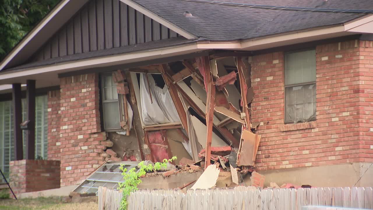 1 dead, 1 critically injured after vehicle crashes into 2 Dallas homes