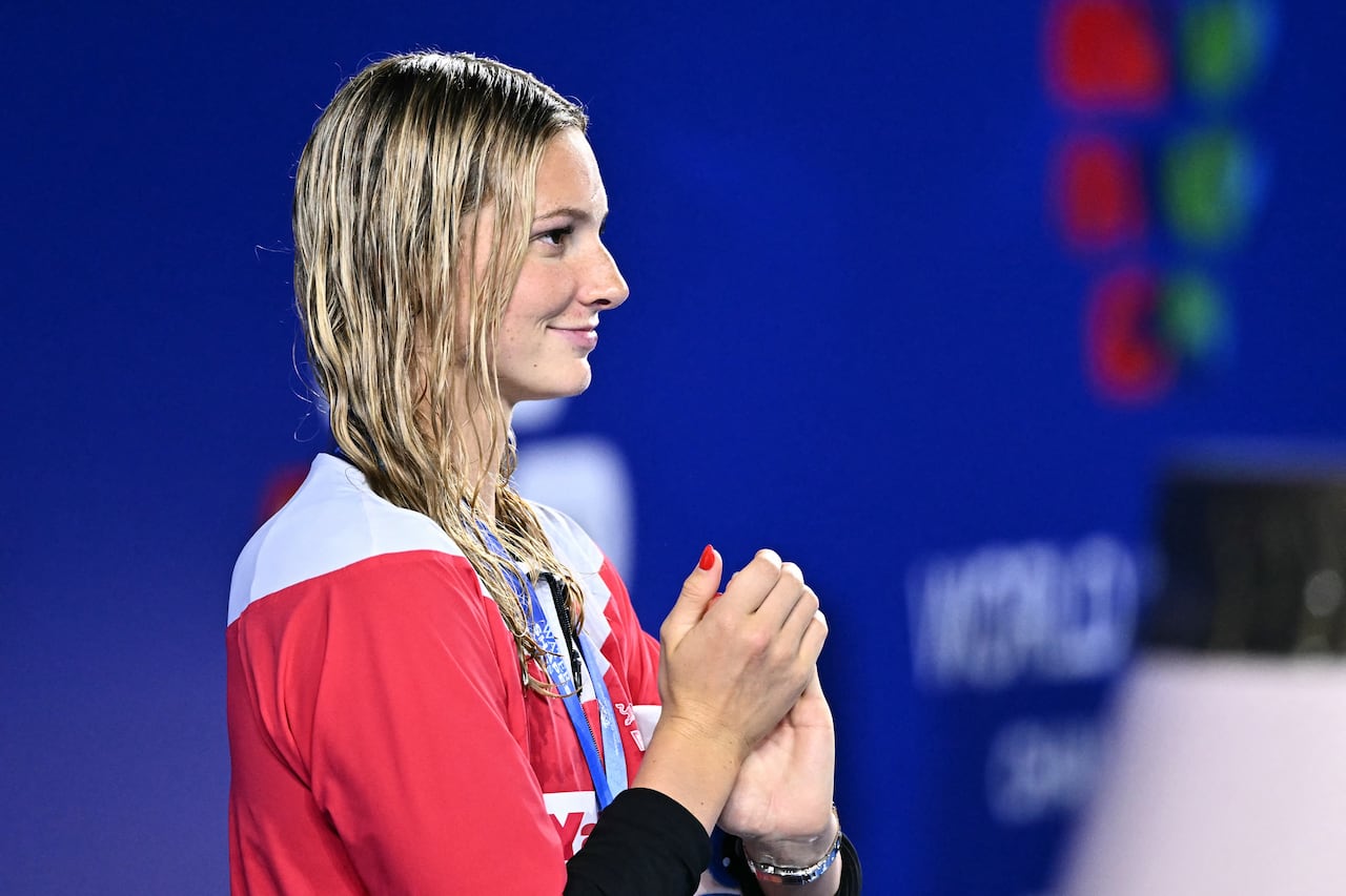 Summer McIntosh speaks to Devin Heroux after becoming 400m freestyle ...