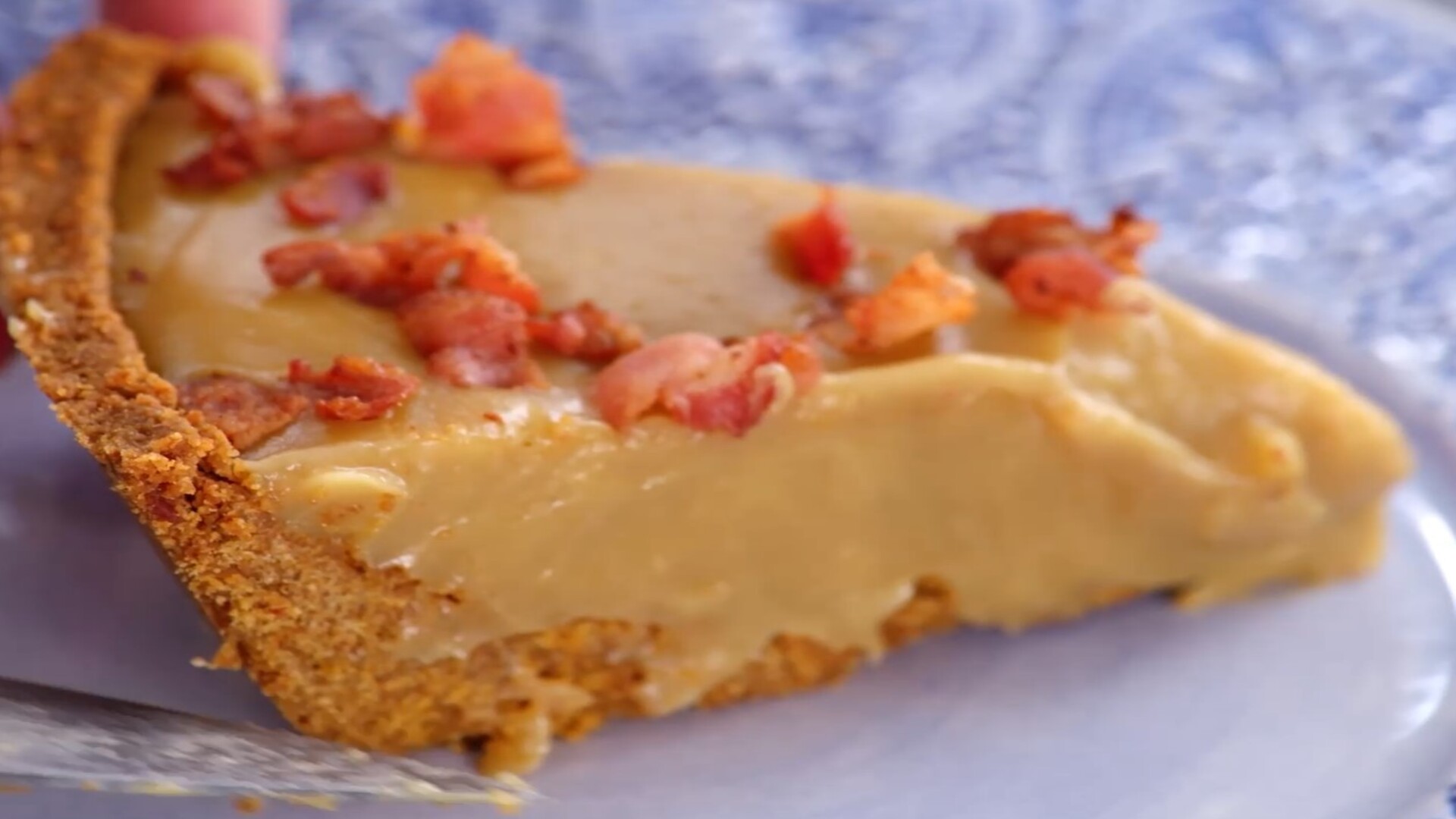 Tarte de bacon e caramelo com crosta de biscoito