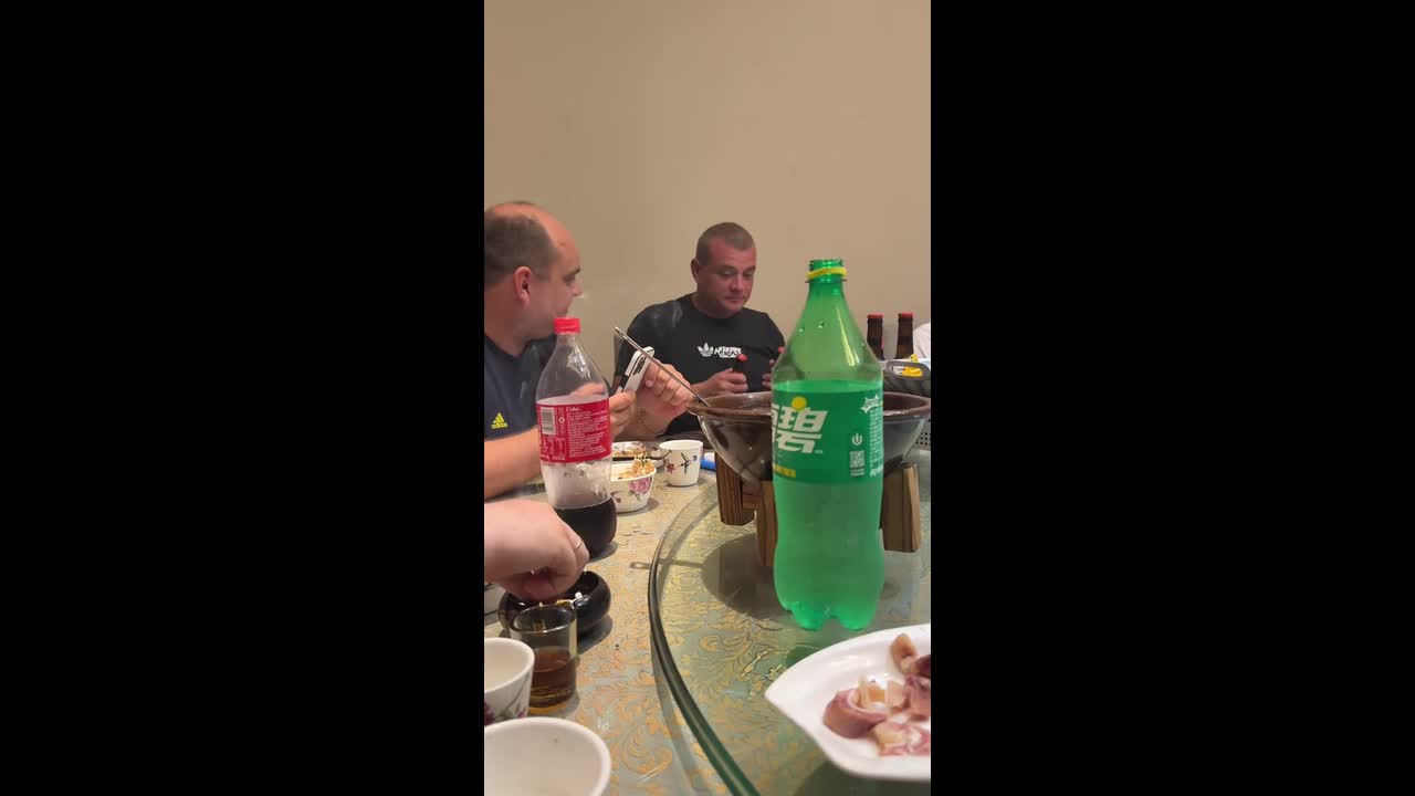 Man uses unusual "eye trick" to open beer bottles in Fujian, China