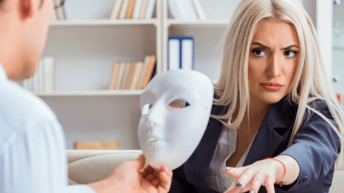 Decoding the Danger: 14 Red Flags That Might Signal a Sociopath or Psychopath