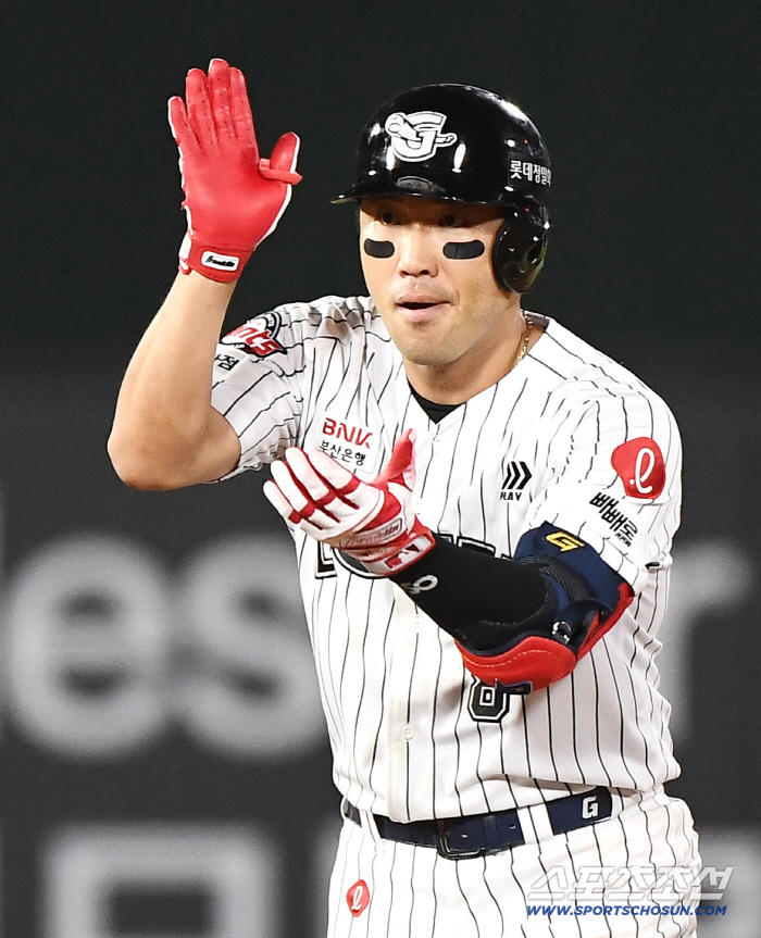 Jeon Jun-woo makes a timely two-run hit in the bottom of the eighth inning