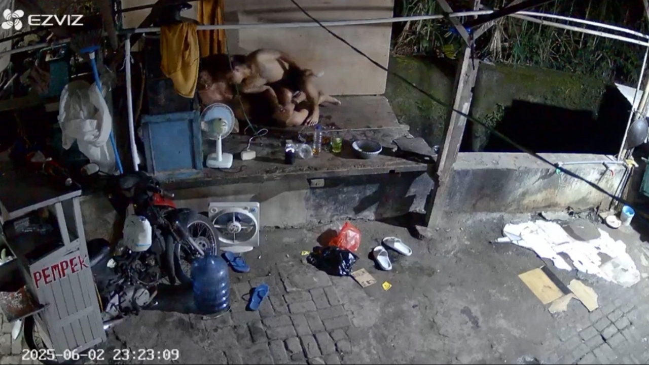 Wooden deck collapses, sending two men into canal during night in ...