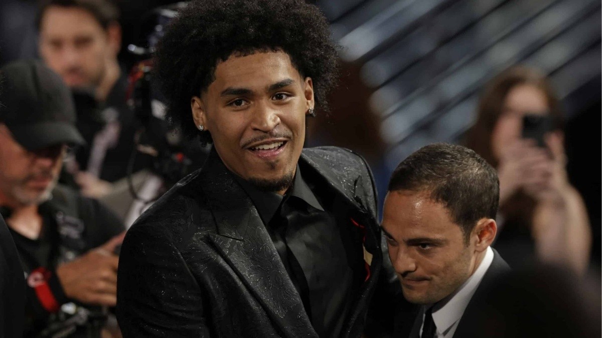 NBA: Spurs Rookie Can't Believe He's Signing a Lucrative Contract