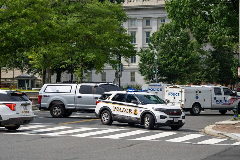 Washington DC: Bomb squad rush to White House after 'suspicious package ...