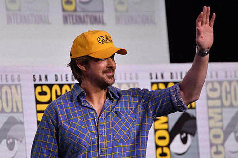 Ryan Gosling teams up with faceless alien to impress Comic Con crowd