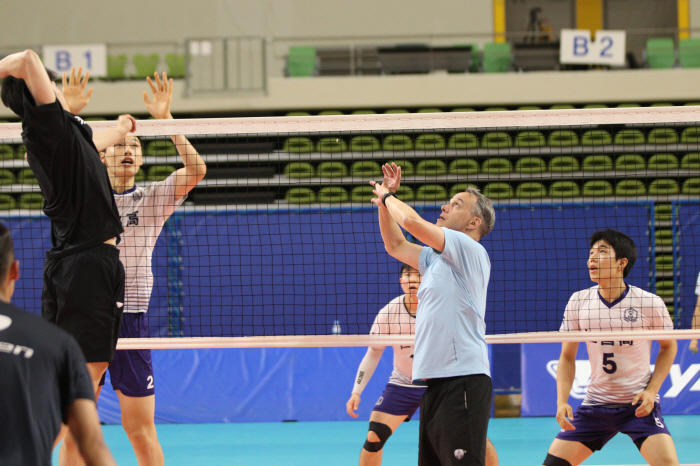 I'm from Setter. A 62-year-old Brazilian master came out on the court ...