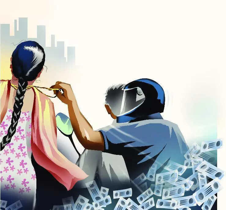 Inter-state chain snatcher posing as delivery person held