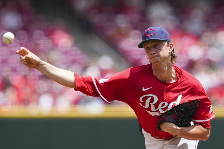 Singer takes shutout into 8th, Reds beat Rays 2-1 for 4th straight win