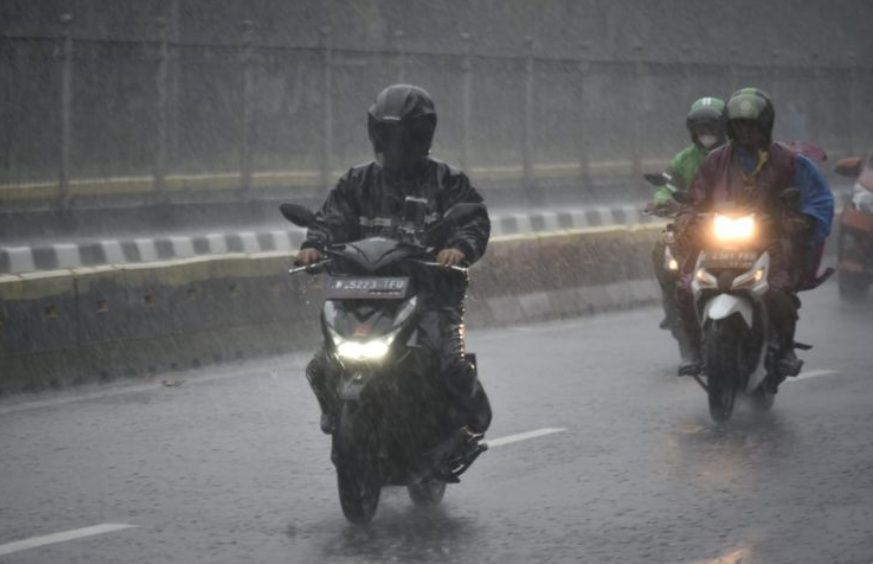 Motoran aman saat hujan deras dan angin kencang, lakukan 3 tips ini