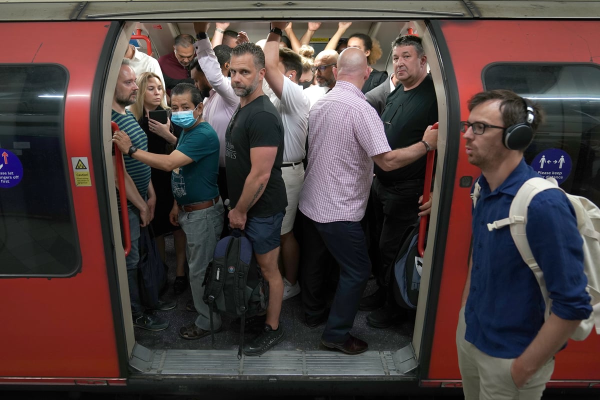 London travel news LIVE: Disruption on the Central and Bakerloo lines