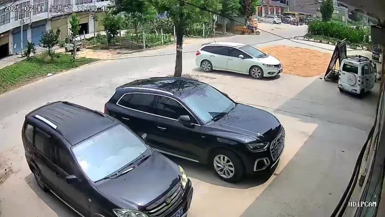 Tricycle crash leaves two injured after high-speed collision in Jiangsu ...