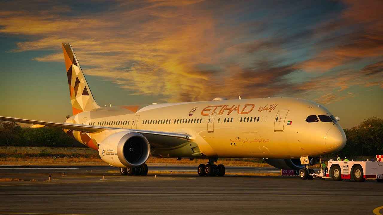 Raw aviation power – Etihad Boeing 787 takeoff from the runway