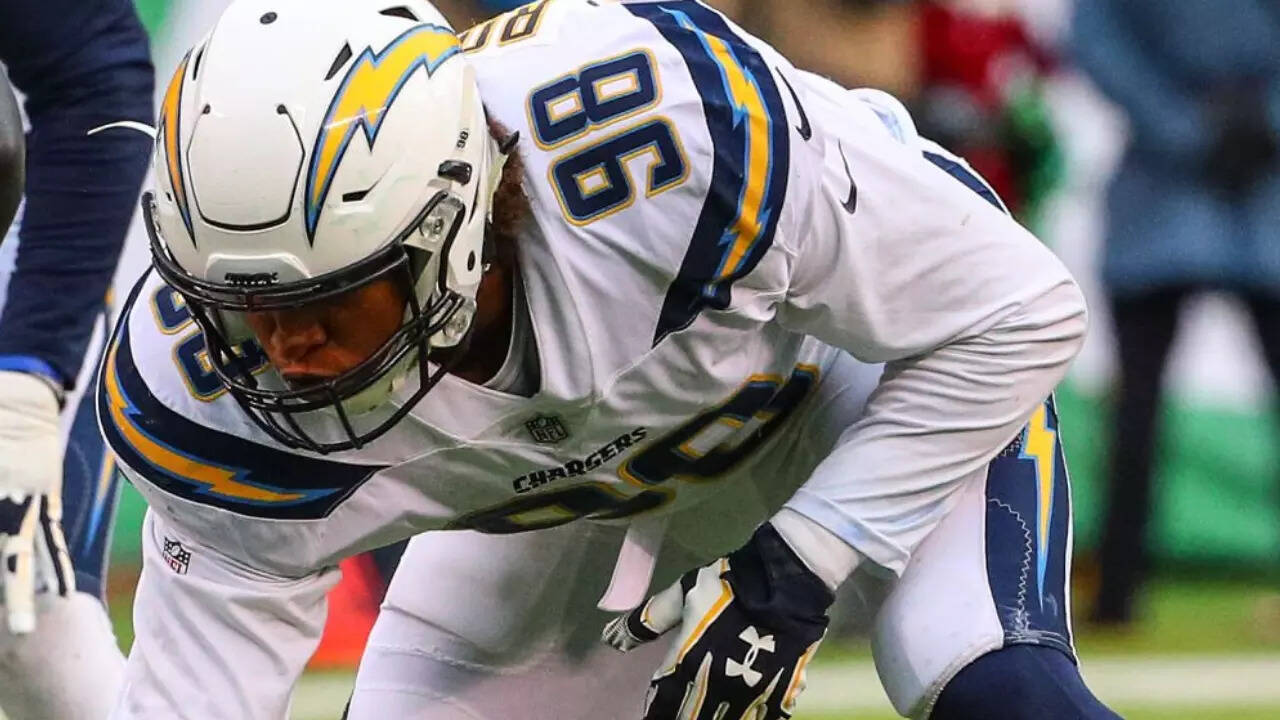 Isaac Rochell re-signs with Los Angeles Chargers for one final day to ...