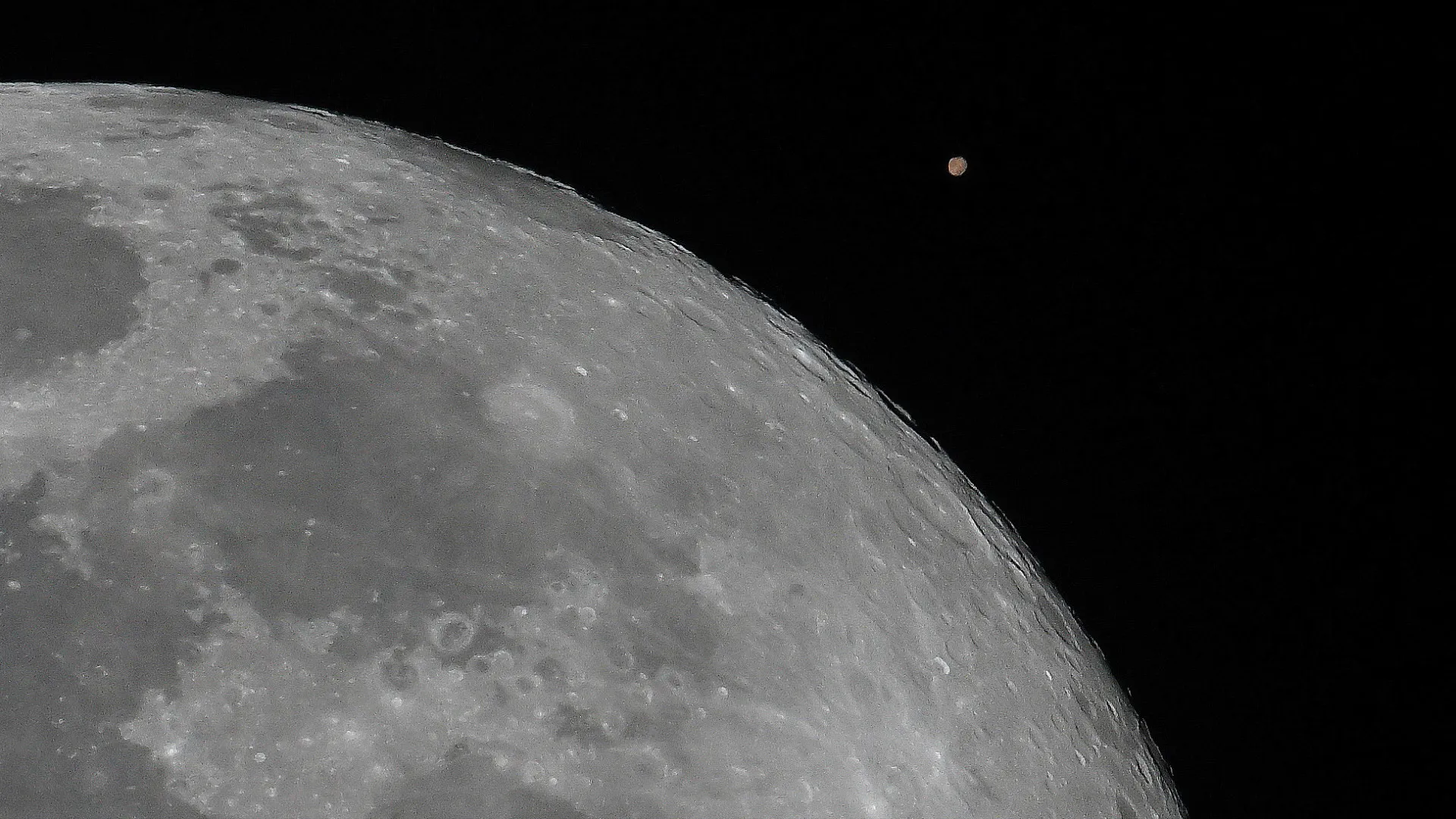 Lua e Marte brilham juntos no céu nesta segunda; saiba como observar