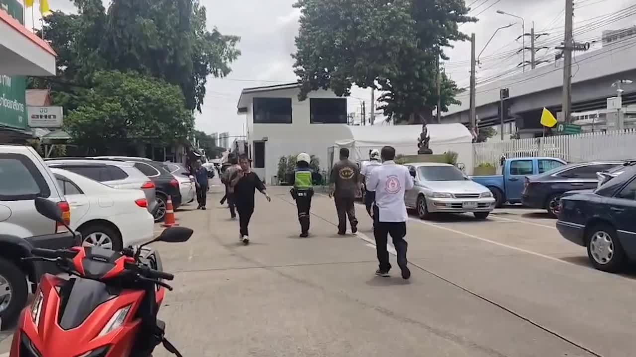 Police arrive at tourist market where gunman killed five in Bangkok