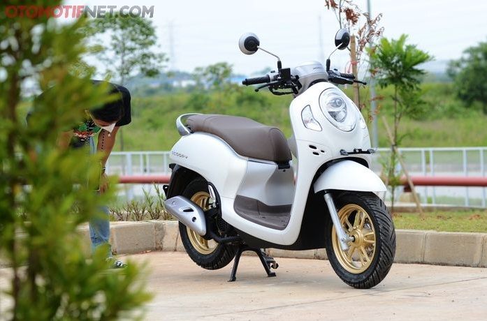 Harga Pertamax melambung, sekarang isi full tank Scoopy dan Vario 160 ...