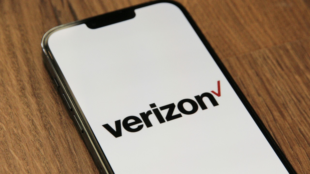 Verizon shifts to AI after $33.8B miss, cutting 15,000 jobs