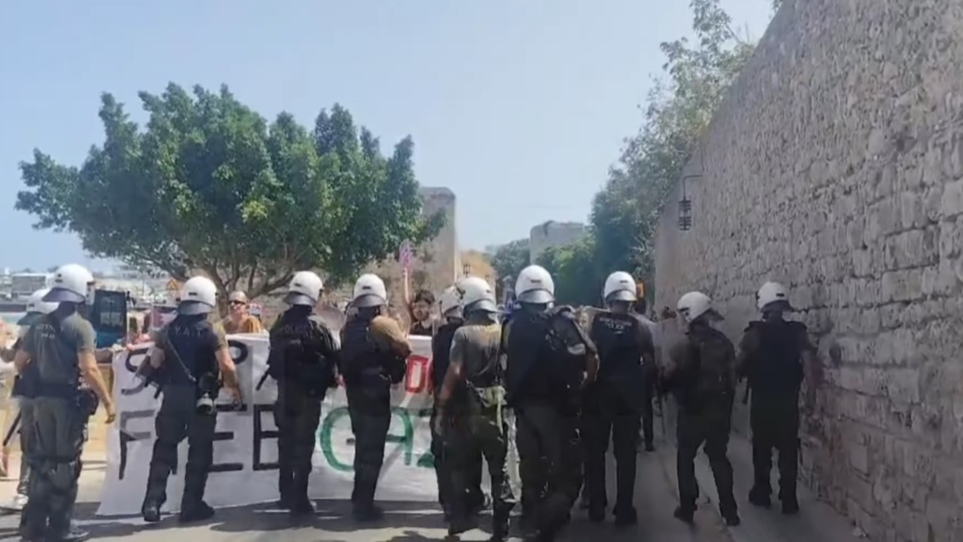 Ρόδος: Ενταση και προσαγωγές πριν την άφιξη του κρουαζιερόπλοιου με ...