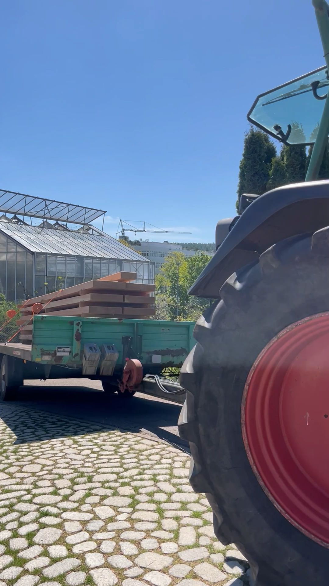 Vom Baum zum Spielplatz:Transport der Bretter