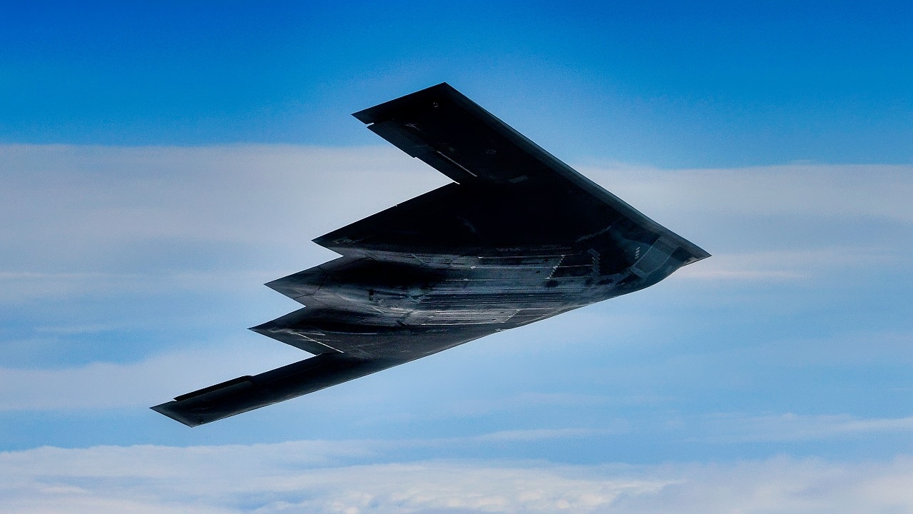 Trump Used B-2 Bombers, Stealth F-35s and F-22 Raptors to Send Putin a ...