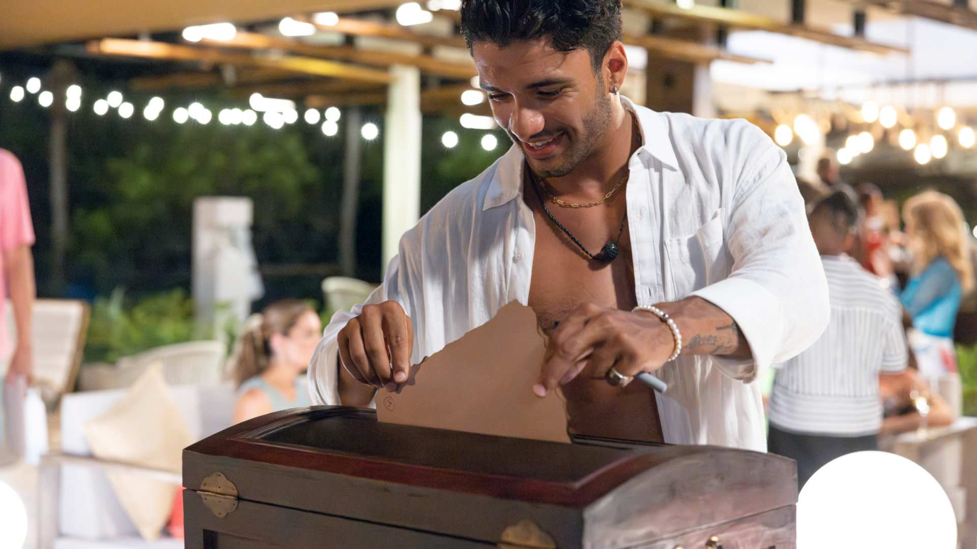 Why 'Bachelor' Star Jonathon Johnson, 28, Accepted a Rose From April ...