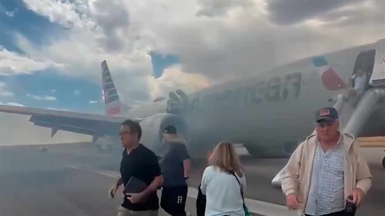 Video viser øyeblikket da landingshjulene på et American Airlines-fly ...