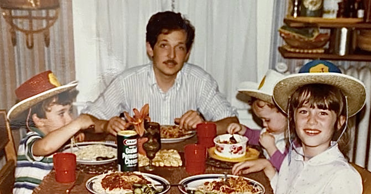 26 Photos Remembering Family Dinner In The 1970s