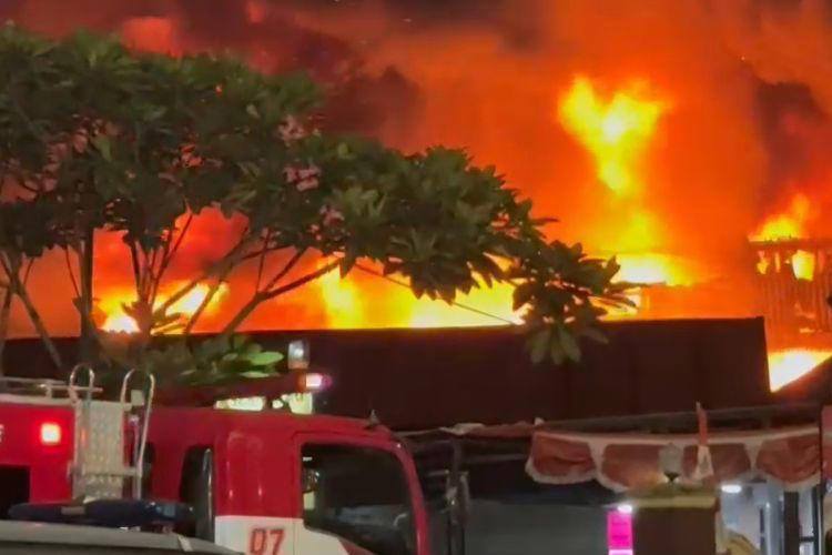 Kebakaran yang Hanguskan Pasar Taman Puring Jakarta Selatan Mulai Padam ...