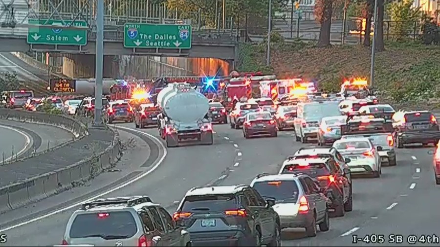 Early morning crash closes I-405 off-ramp connected to I-5