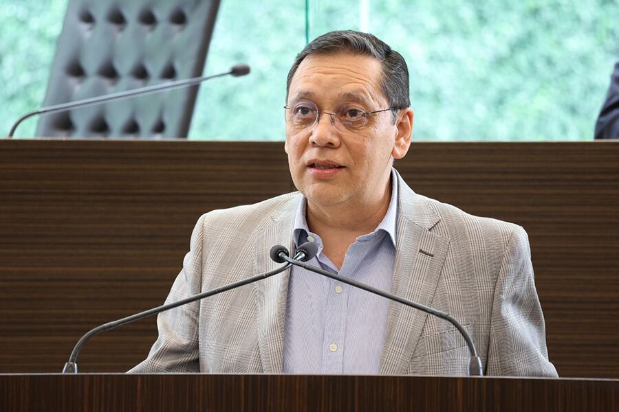 Ulises Gómez formaliza su ingreso a Morena y critica a la Jucopo