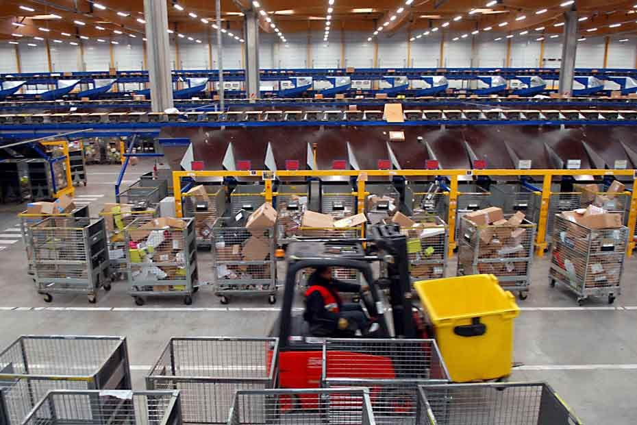 En réponse aux droits de douane américains, la Poste suspend ses envois ...