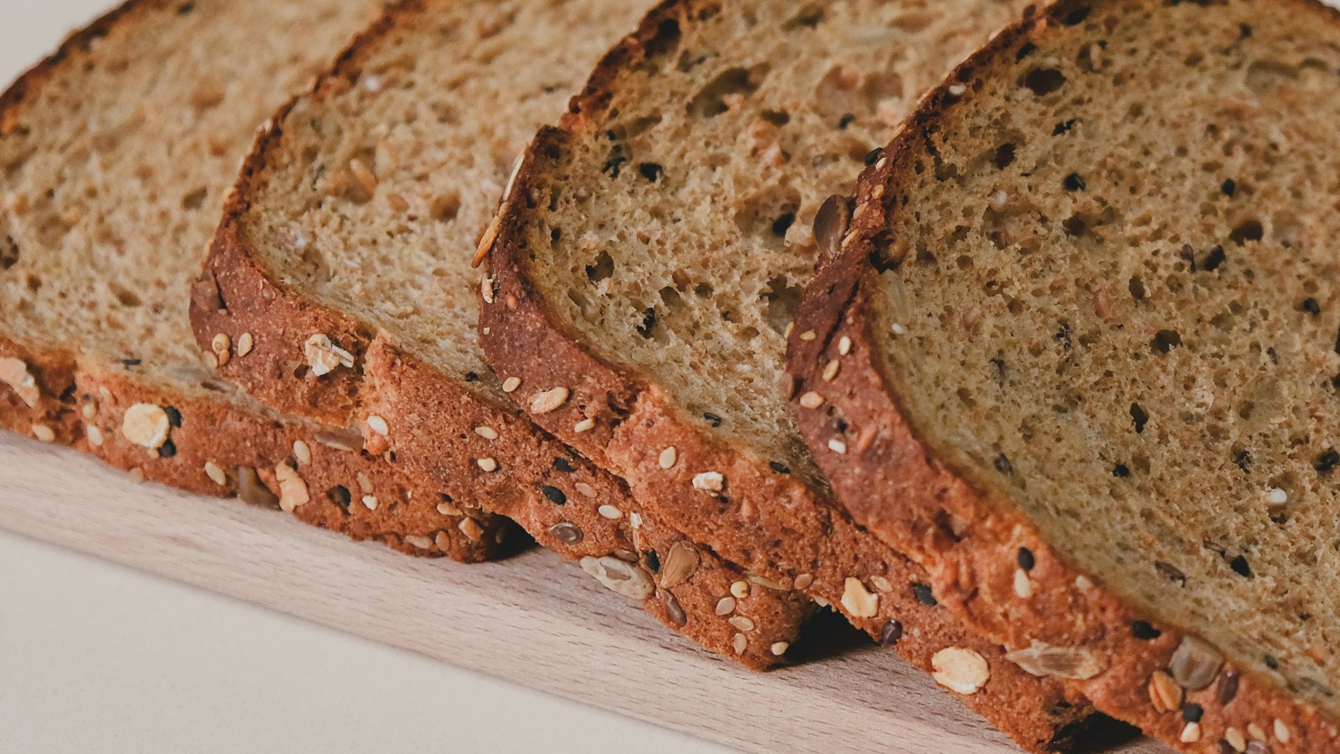 10 Healthiest Breads To Eat & 10 To Always Avoid
