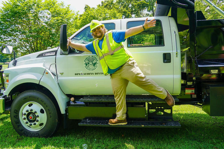 Name a Bowling Green Public Works leaf pickup truck for the season