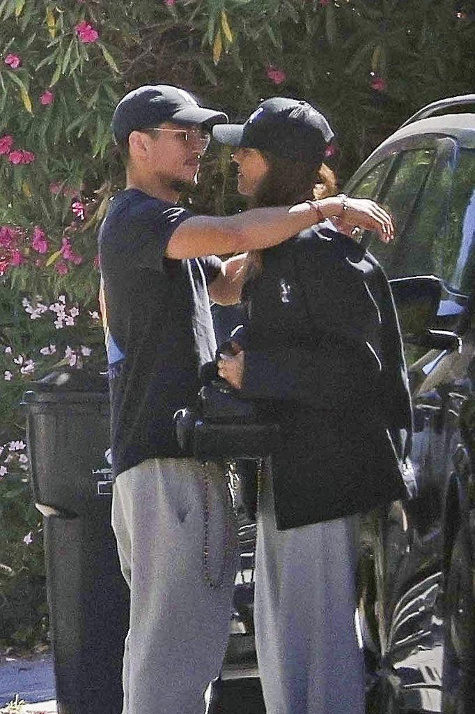 Jessica Alba y el romántico beso con Danny Ramírez que confirma su ...